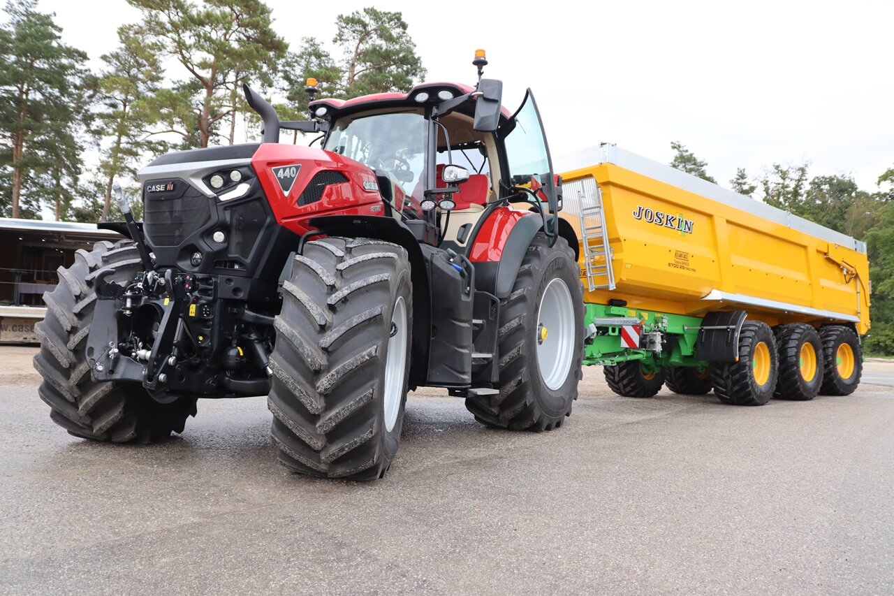 Nový Case IH Optum 440 má výkon přes 400 koní a rozjede se až na 66 km/h