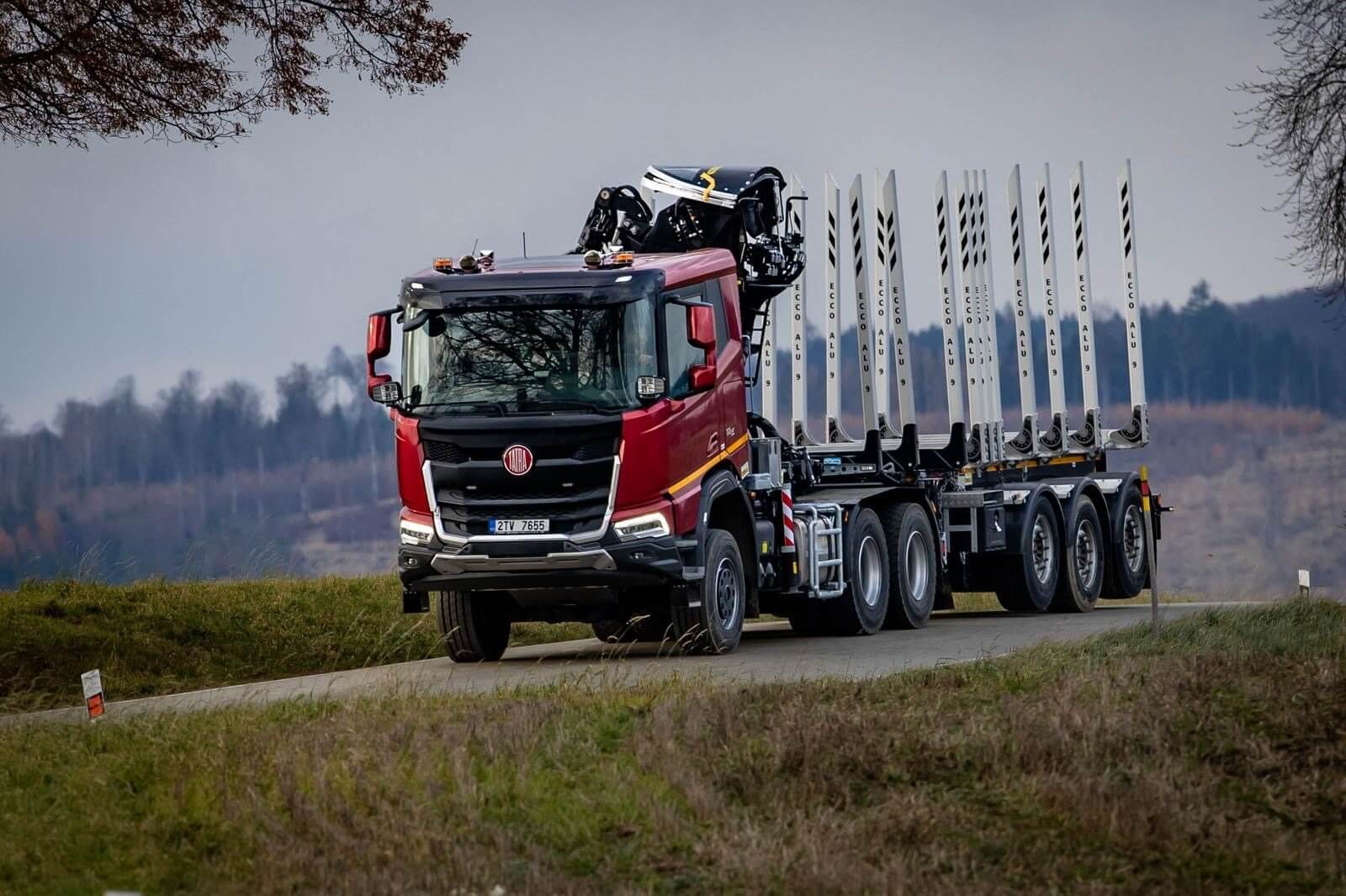 Nová Tatra Phoenix jako lesovůz. Dřevo odveze z nejtěžších podmínek