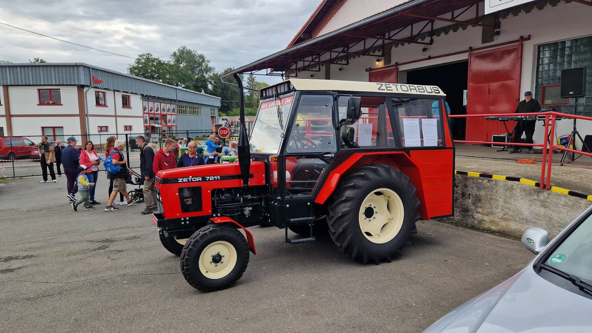 Zetor Bus vozil lidi po areálu. Neoficiálně toho ale zvládal mnohem víc